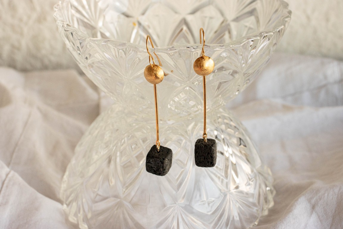 Boucles oreilles tige disque bombé pierre de lave carrée - STELLA & moi